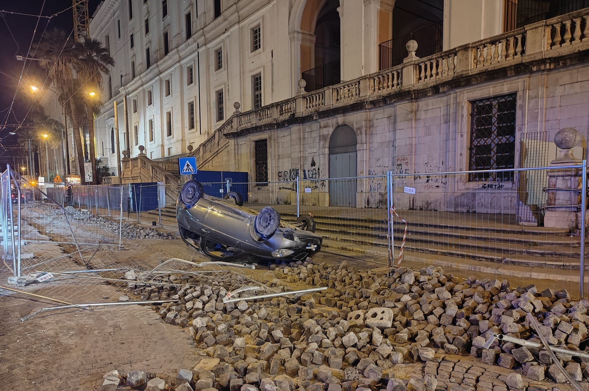 Auto si schianta e si ribalta nel cantiere di piazza Carlo III ...