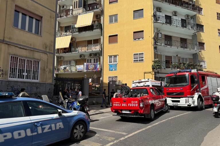 Incidente sul lavoro a Napoli, crolla montacarichi al Rione Alto: 3 ...