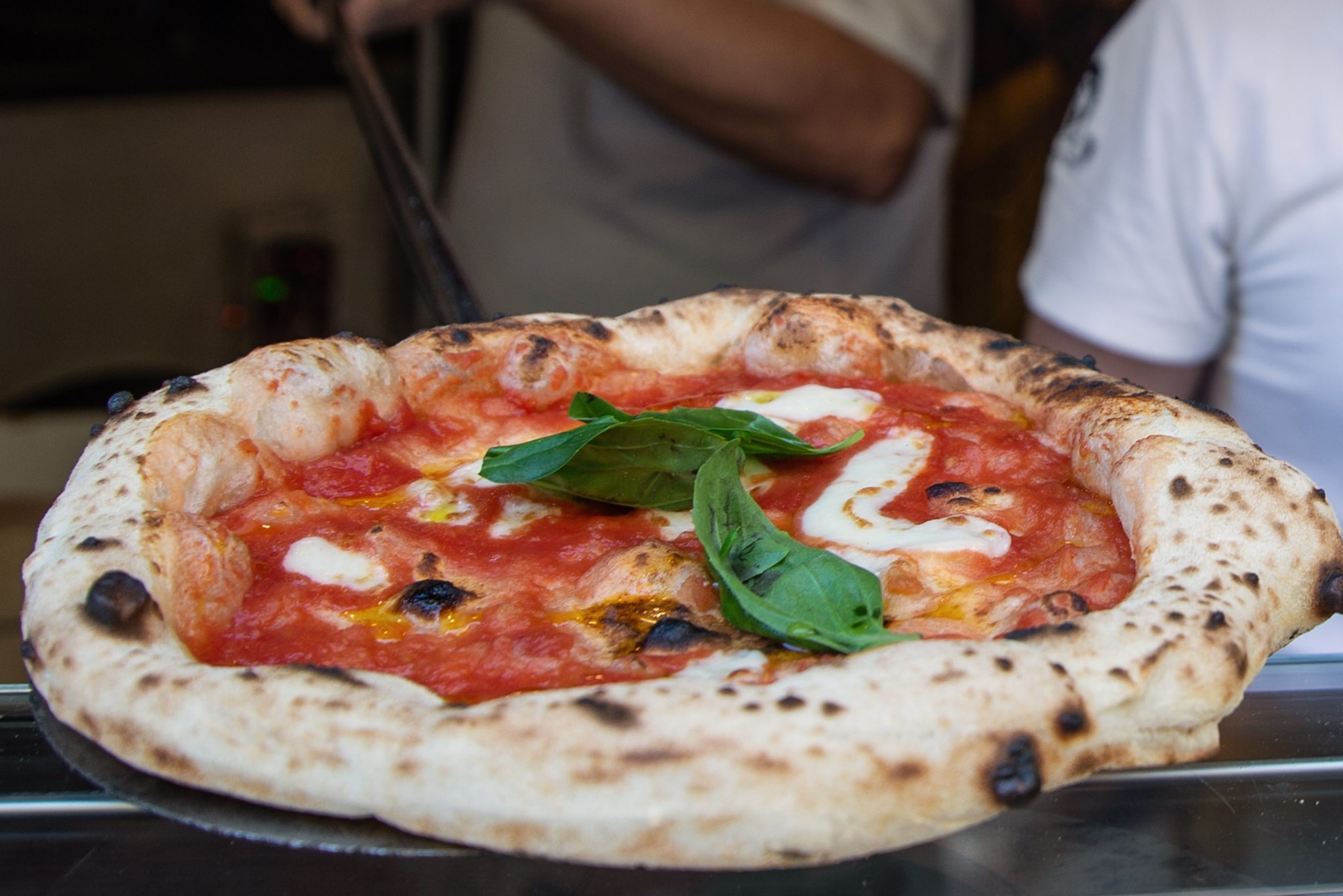 Incendio alla pizzeria Regina Farina di Portici, locale chiuso per fumo ...
