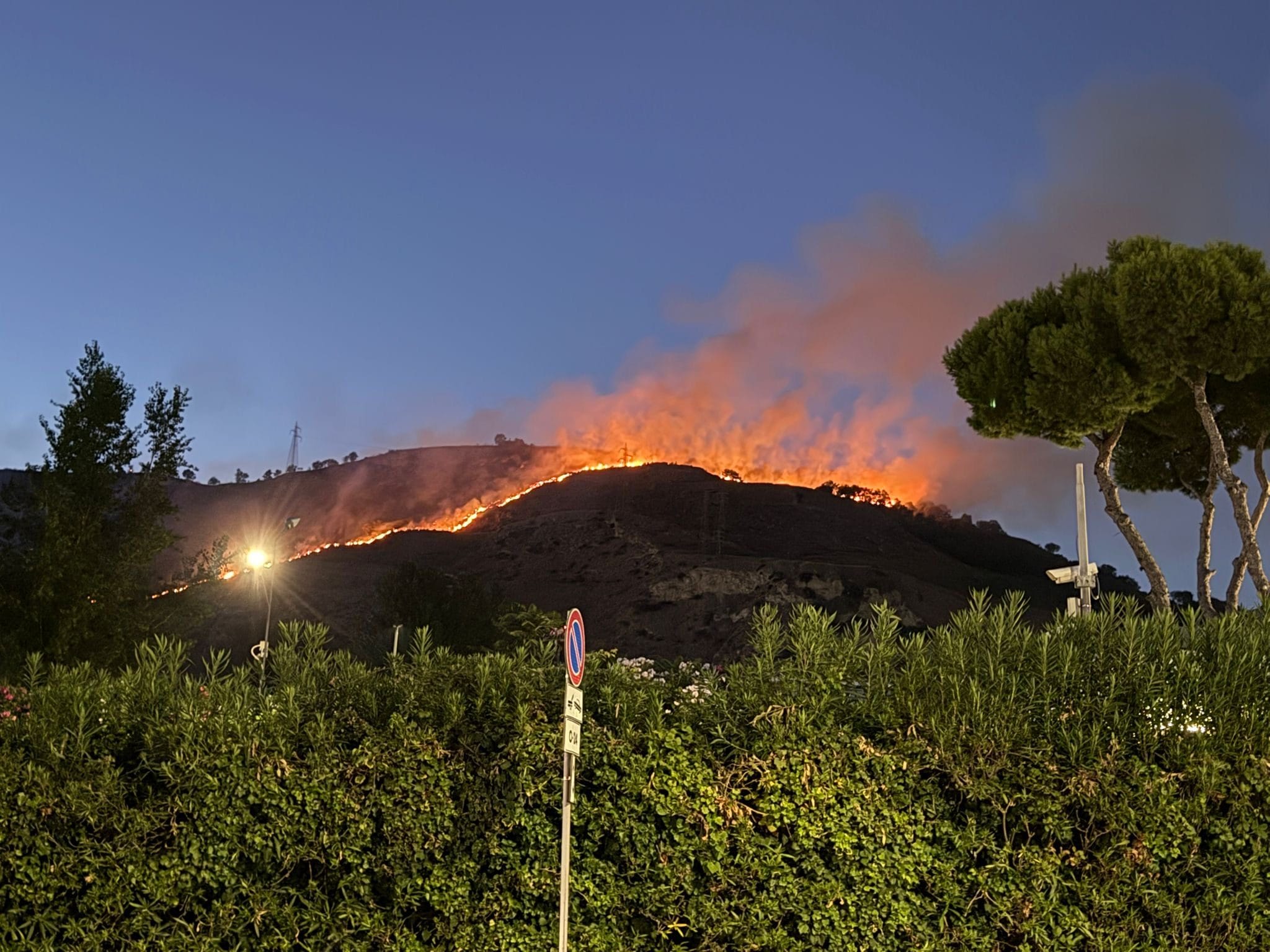 Pozzuoli, incendio a Monte Barbaro sul versante Gauro: a fuoco la zona ...
