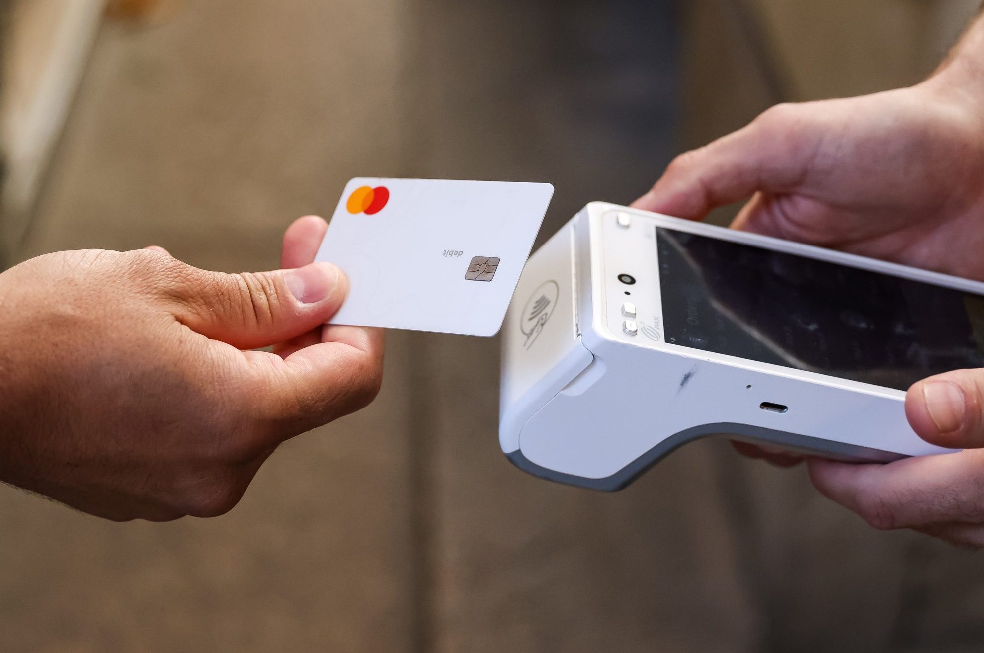 Trova un bancomat in strada e lo usa per fare shopping. Scoperto nel ...