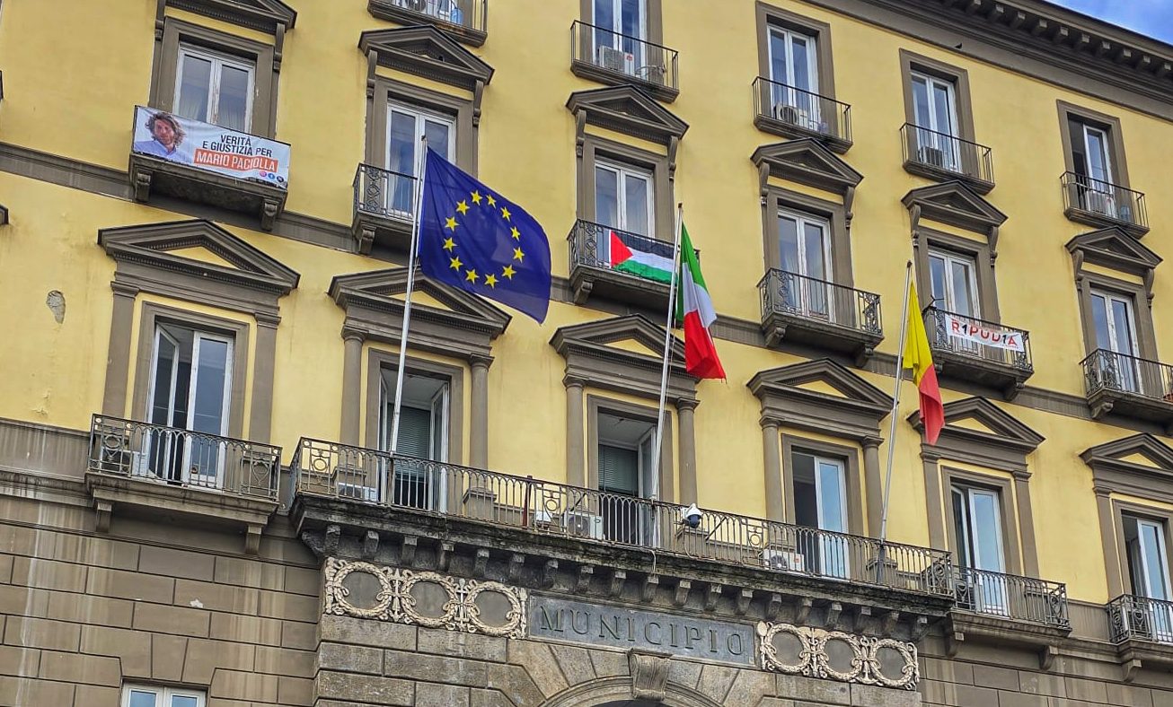 La bandiera della Palestina è esposta sulla facciata del Comune di Napoli