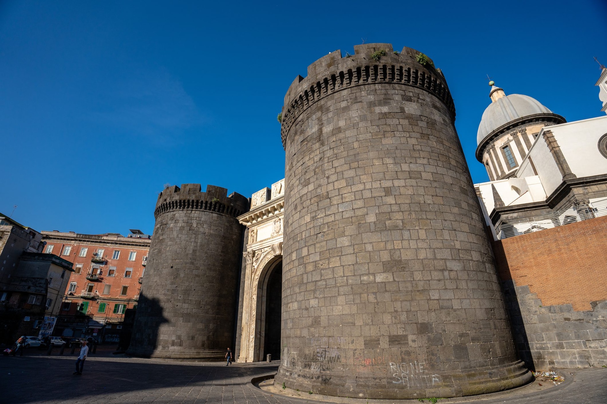 Donne si accoltellano a vicenda a Porta Capuana: litigio davanti a un bar