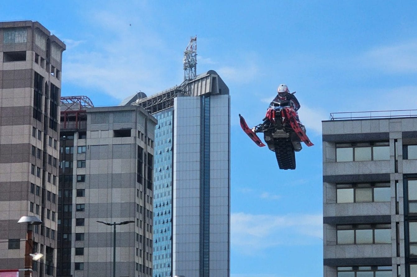 Le moto acrobatiche volano al Centro Direzionale di Napoli: show all'Overdrive Festival