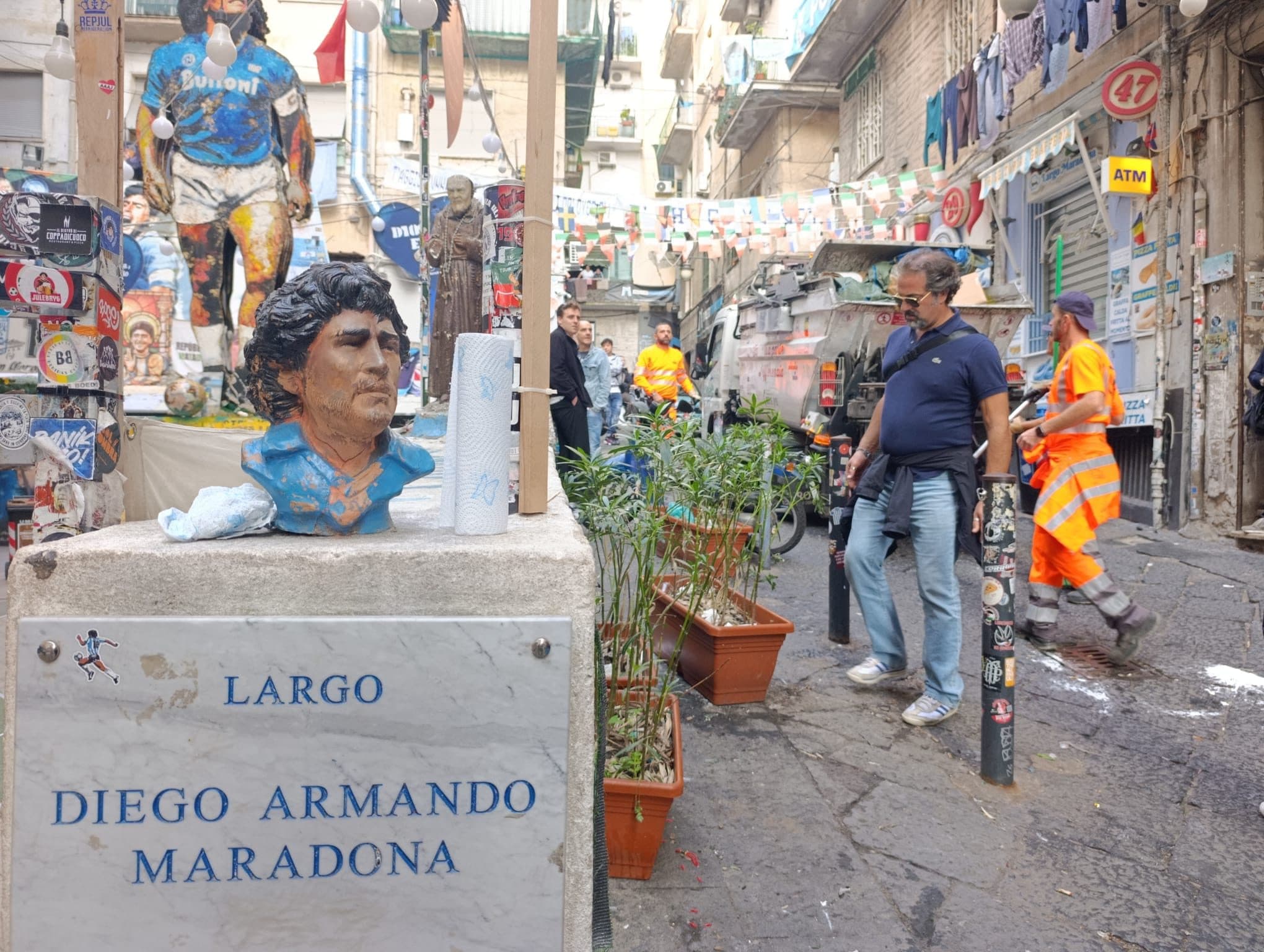 Largo Maradona ai Quartieri Spagnoli, i vigili sequestrano e chiudono ...