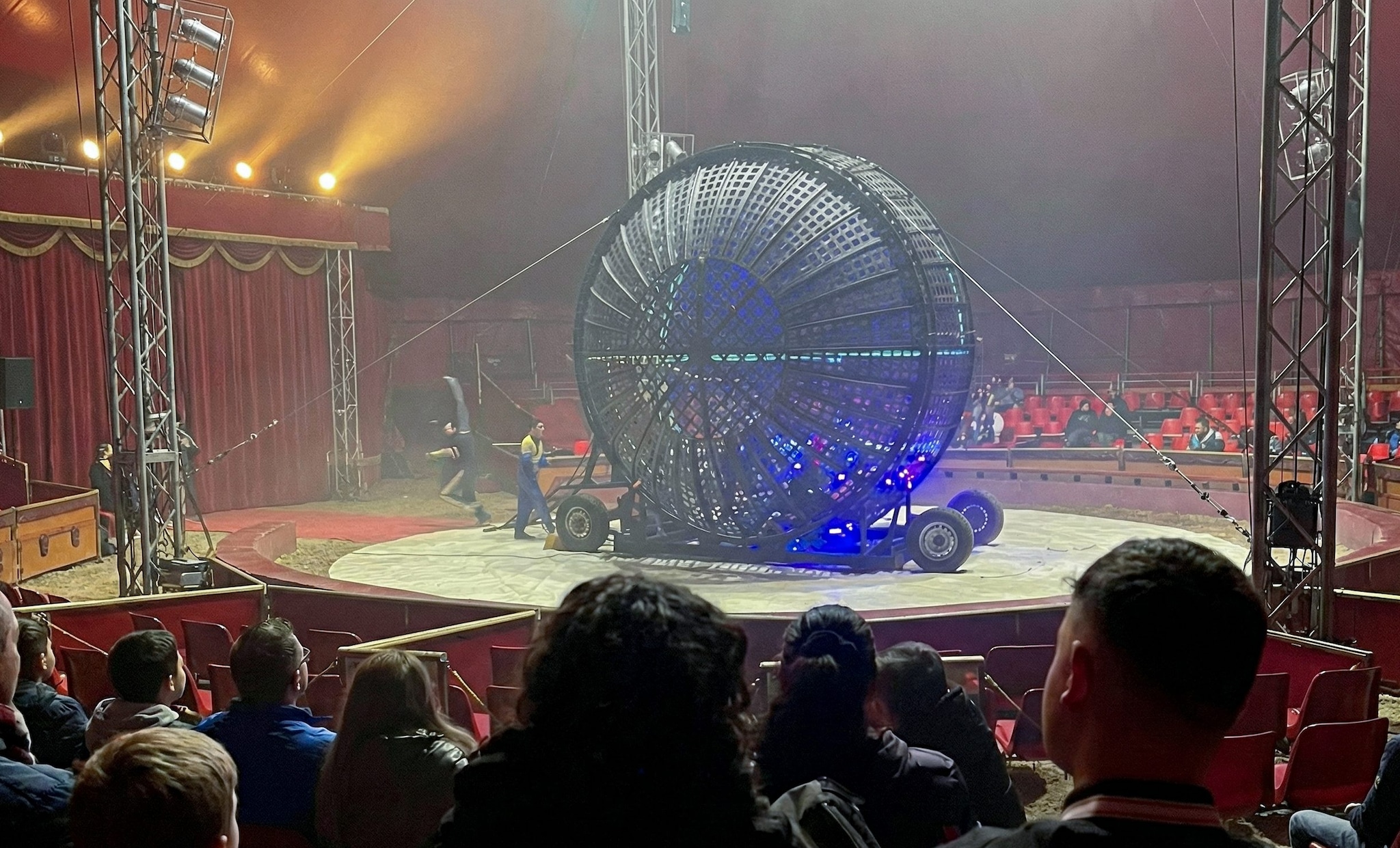 Stuntman morto al circo nel "globo della morte": in un video dal ...