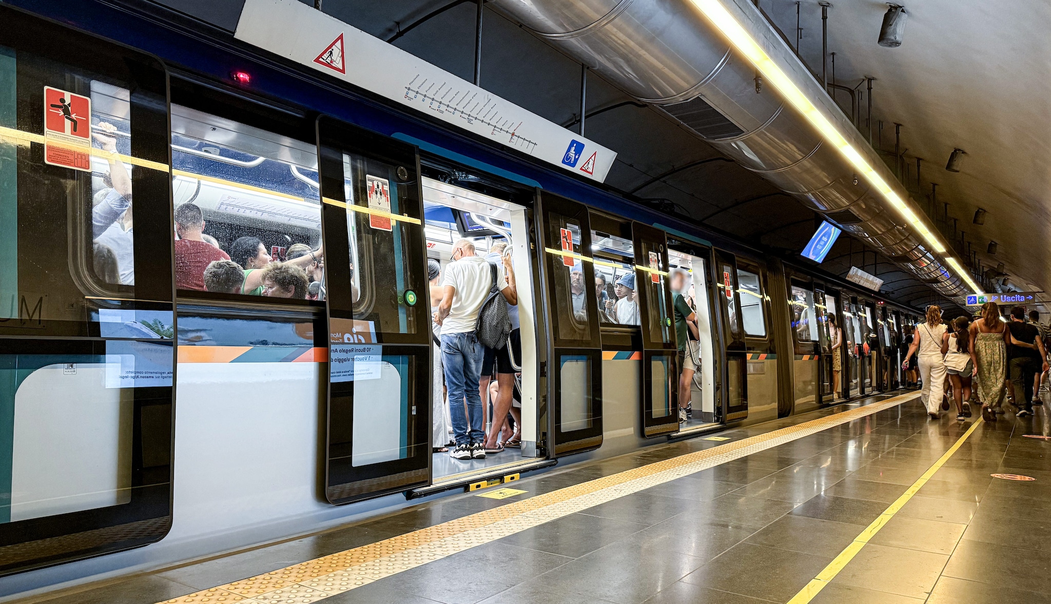 Linea 1 metro Napoli ferma su tutta la tratta: passeggero si è sentito ...