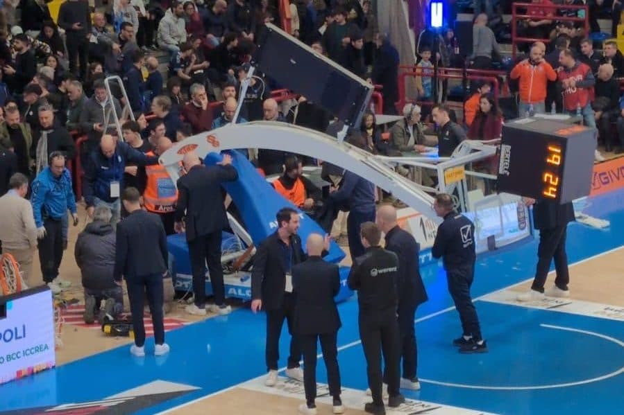 Il canestro crolla durante Napoli-Cantù: sospesa per 40 minuti la ...
