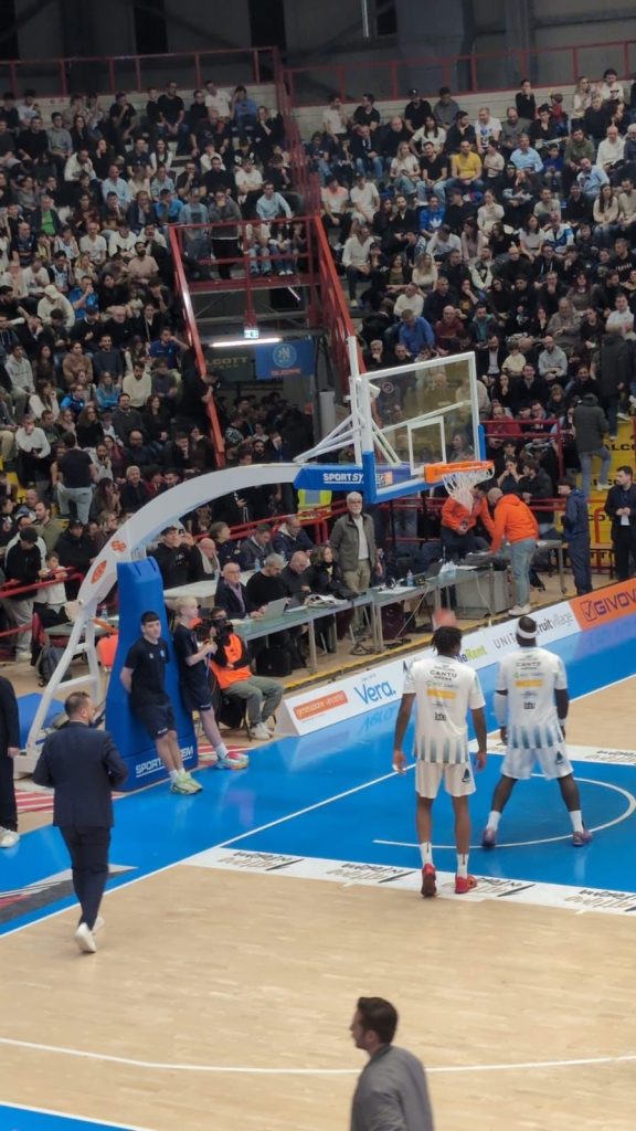 Il canestro crolla durante Napoli-Cantù: sospesa per 40 minuti la ...