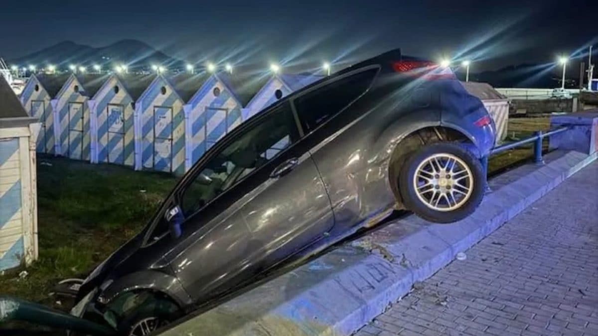 Auto si schianta contro la ringhiera del Lungomare e cade in spiaggia ...