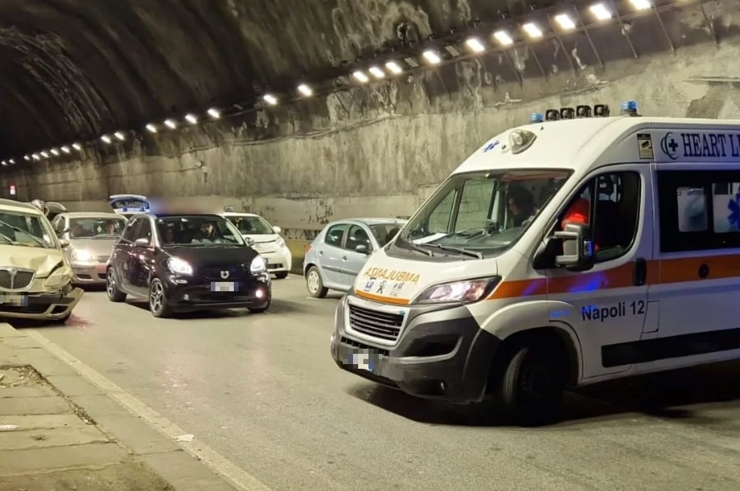 Incidente stradale in Galleria a Napoli, 3 auto coinvolte: c'è un ferito