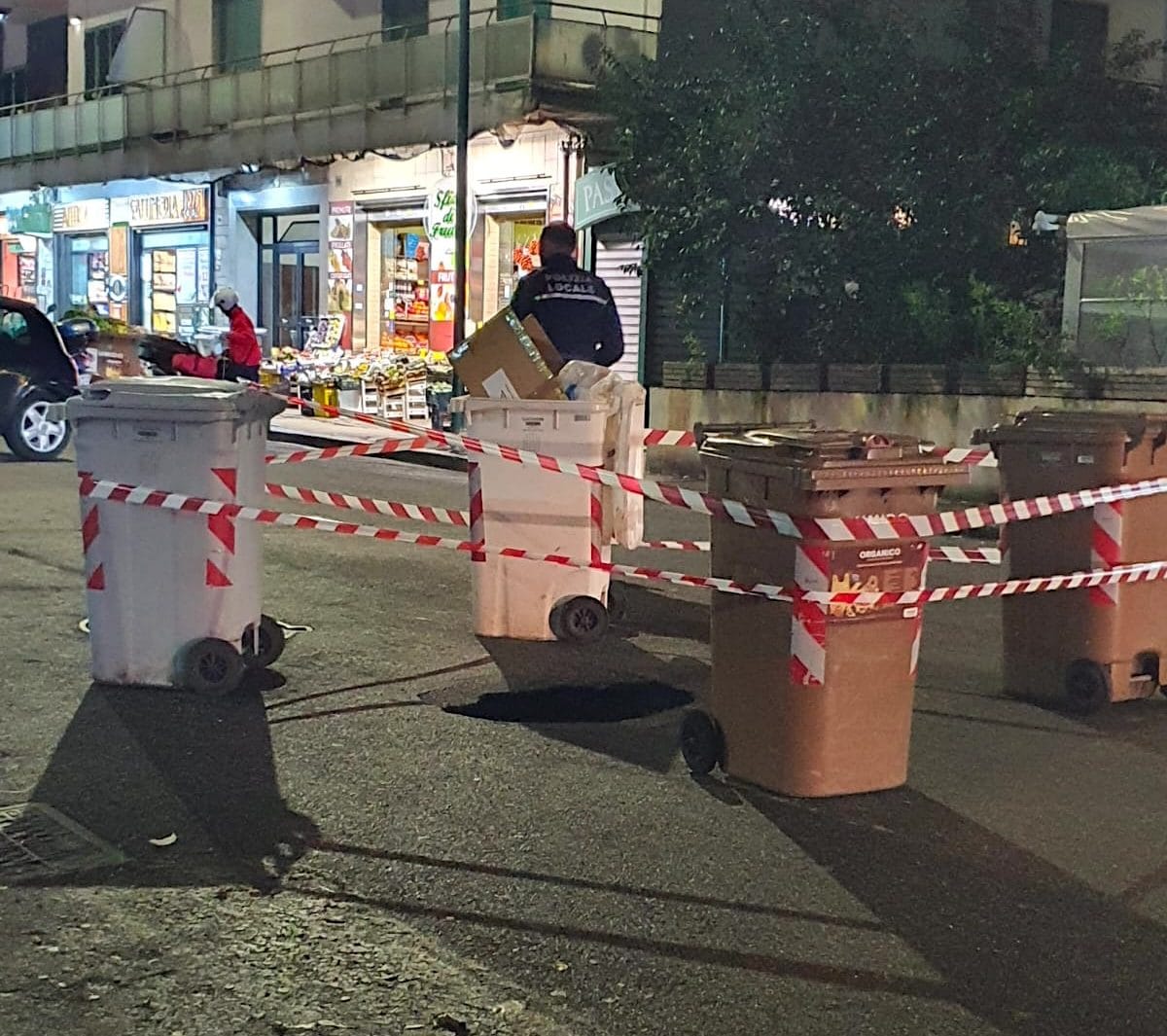 Grossa buca in via Simone Martini al Vomero, arriva la Polizia ...