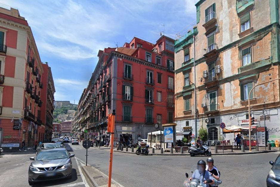 Napoli, 31enne ferito in via Salvator Rosa: prima lo rapinano poi gli ...