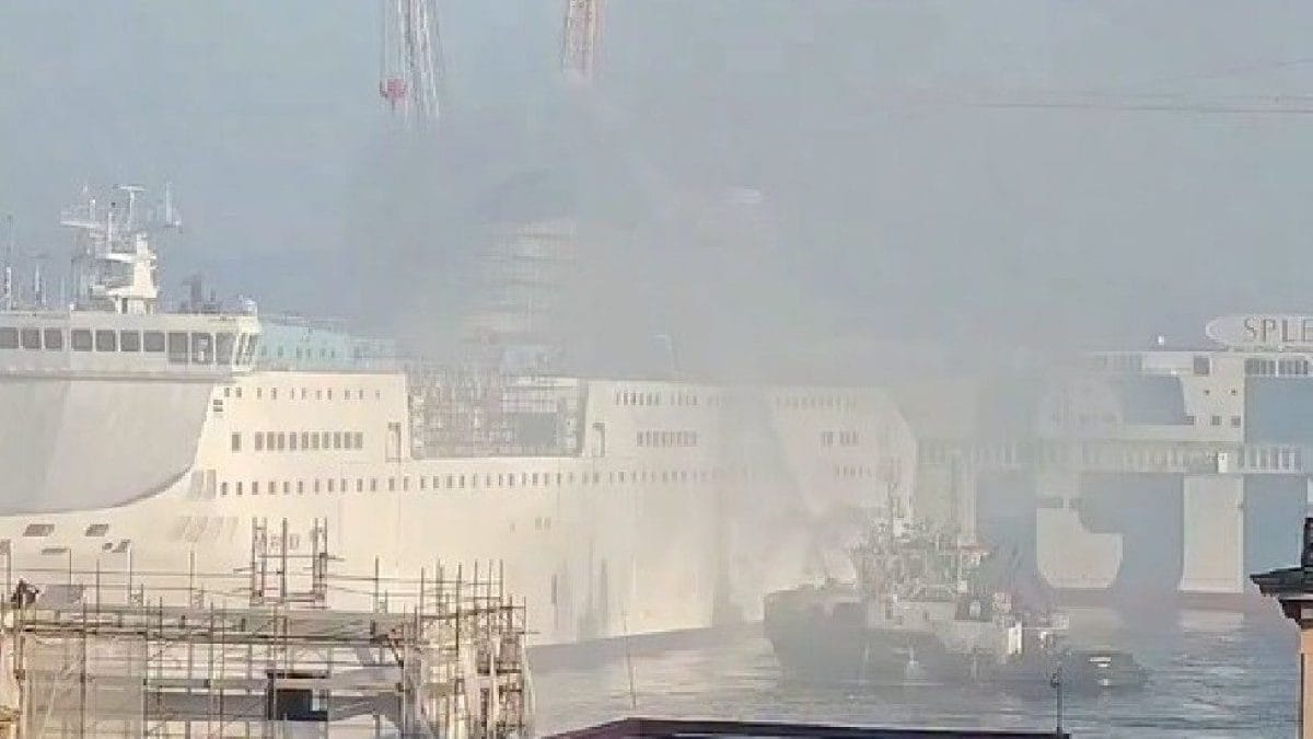 Incendio nel porto di Napoli, fiamme sul traghetto GNV: nube di fumo e ...