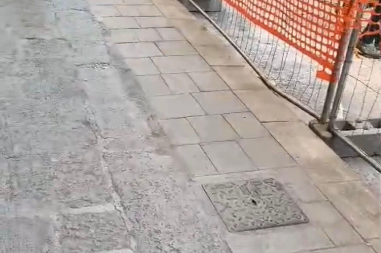 Napoli, il nuovo marciapiedi di via Mezzocannone rifatto con mattonelle ...