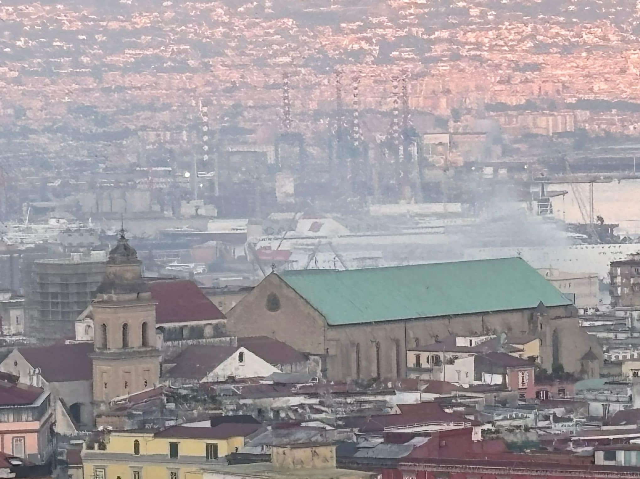 Incendio nel porto di Napoli, fiamme sul traghetto GNV: nube di fumo ...