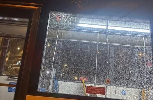 Sasso contro un bus di Anm a Napoli, in frantumi il vetro: paura in via ...