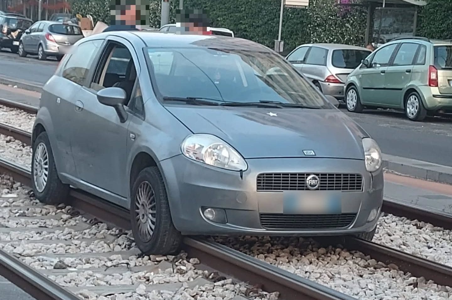 Auto intrappolata sui binari di via Marina, bloccati i tram a Napoli. E ...