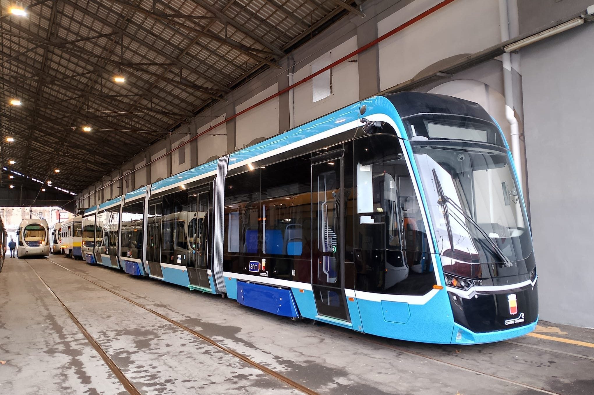 Tram del mare di Napoli, 35 nuovi mezzi azzurri da 30 metri. Il Comune ...