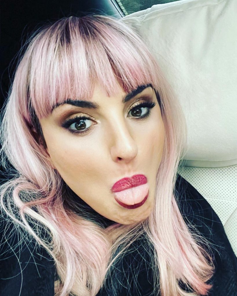 Arisa con i capelli rosa: dice addio al biondo e cambia look in modo ...