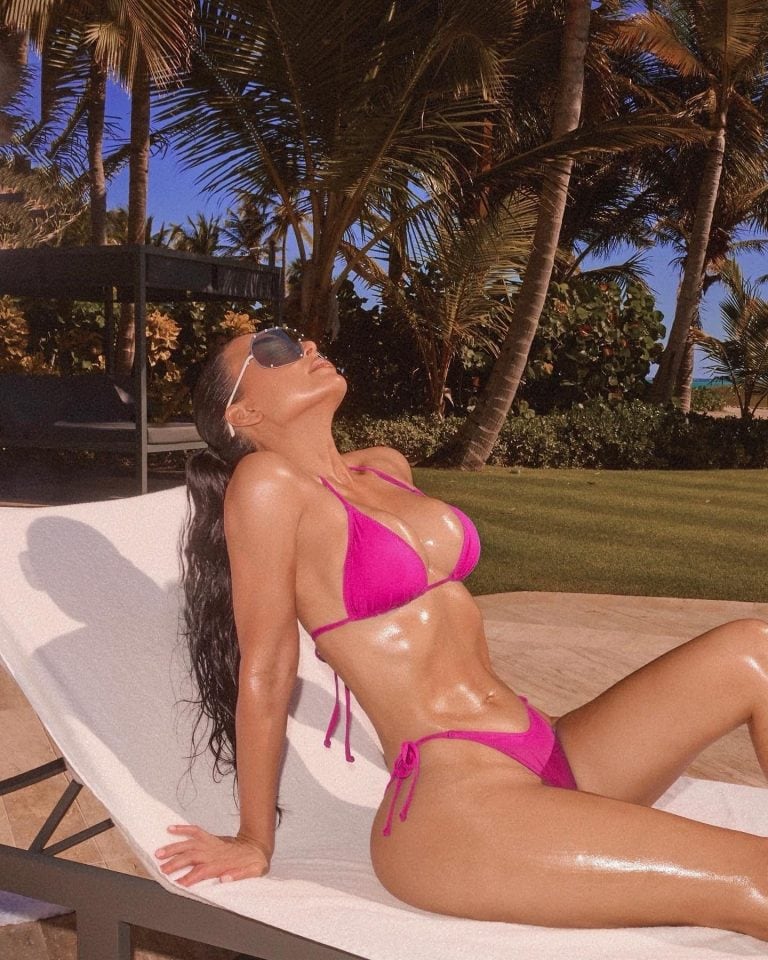 Kim Kardashian in micro bikini anticipa l’estate: rilancia gli occhiali da sole a mascherina