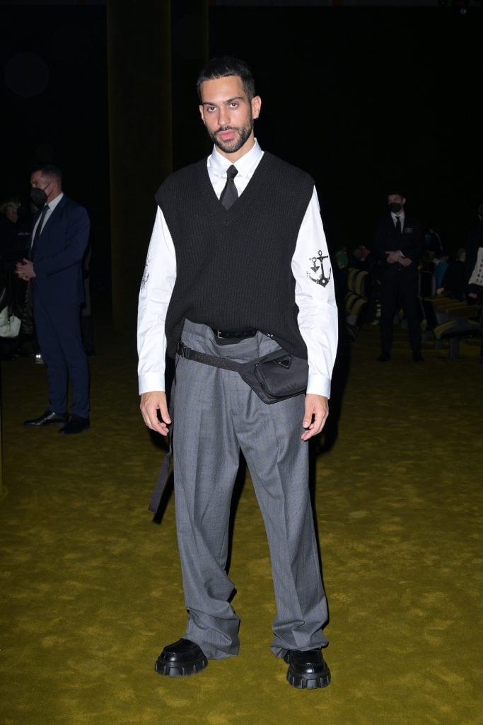 Mahmood alle sfilate milanesi: prima di Sanremo indossa zeppe e ...