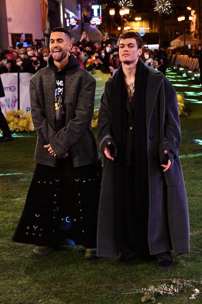 Perché Mahmood indossa la felpa dei Simpson sul red carpet di Sanremo