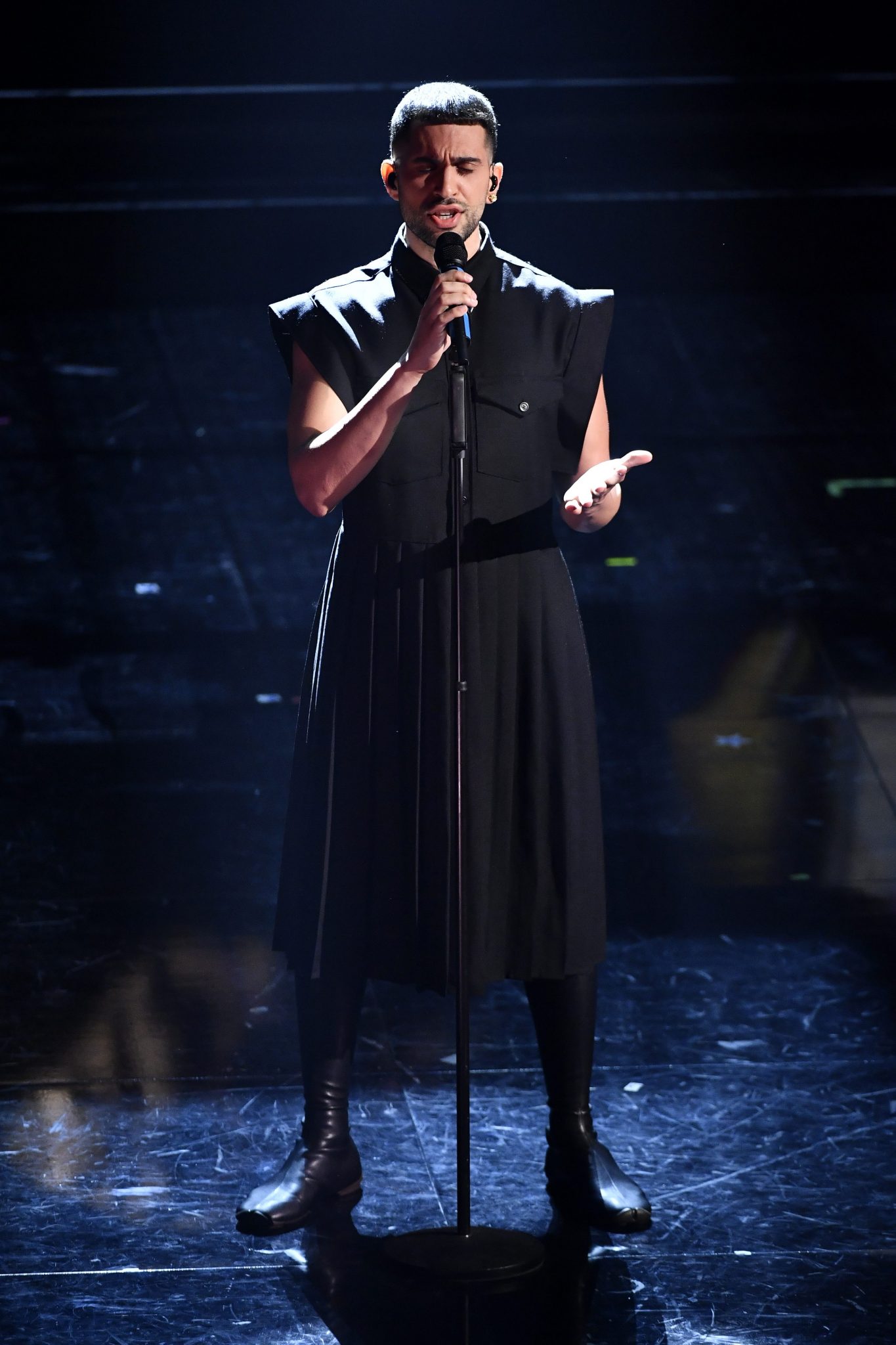 Lo stile di Mahmood a Sanremo 2022: cosa indosserà il cantante al Festival