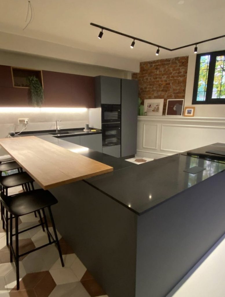 Dove vive la Pozzolis Family: la casa con un vero teatro e teste di ...