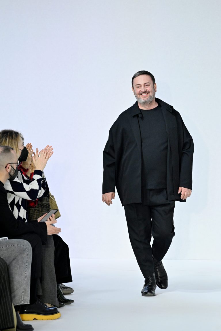 L'eclissi solare di Calcaterra sfila a Milano. Lo stilista: "Diamo alla ...