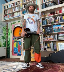 La casa di Jovanotti, vivace come lui: piena di libri e strumenti musicali, con le pareti colorate