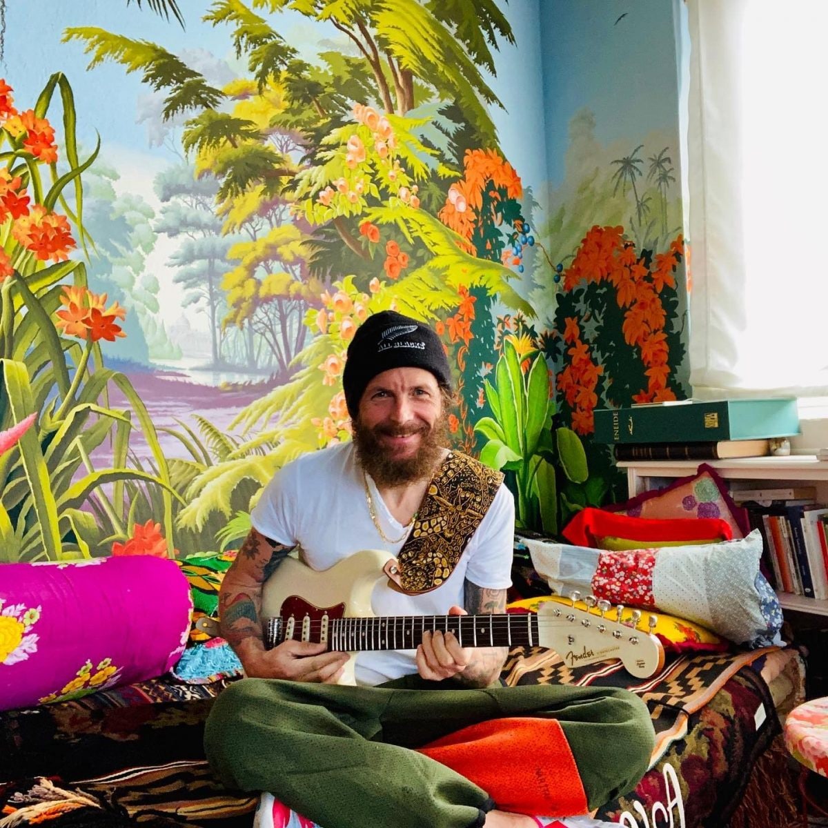 La casa di Jovanotti, vivace come lui: piena di libri e strumenti musicali, con le pareti colorate