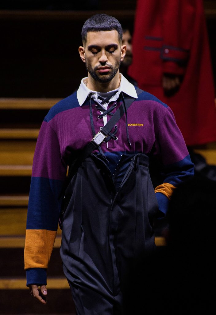 Mahmood diventa modello: sfila per Burberry con i pantaloni-corsetto ...