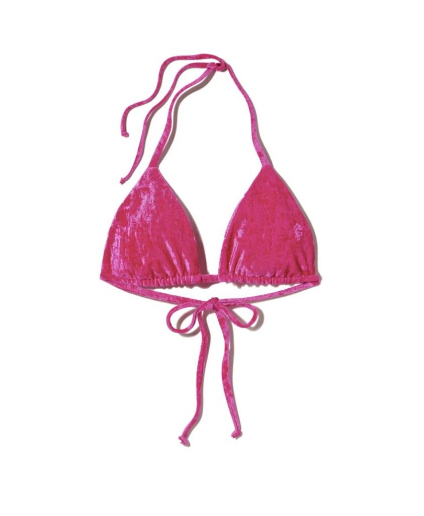 Emily Ratajkowski col micro bikini, lancia il trend del costume in velluto