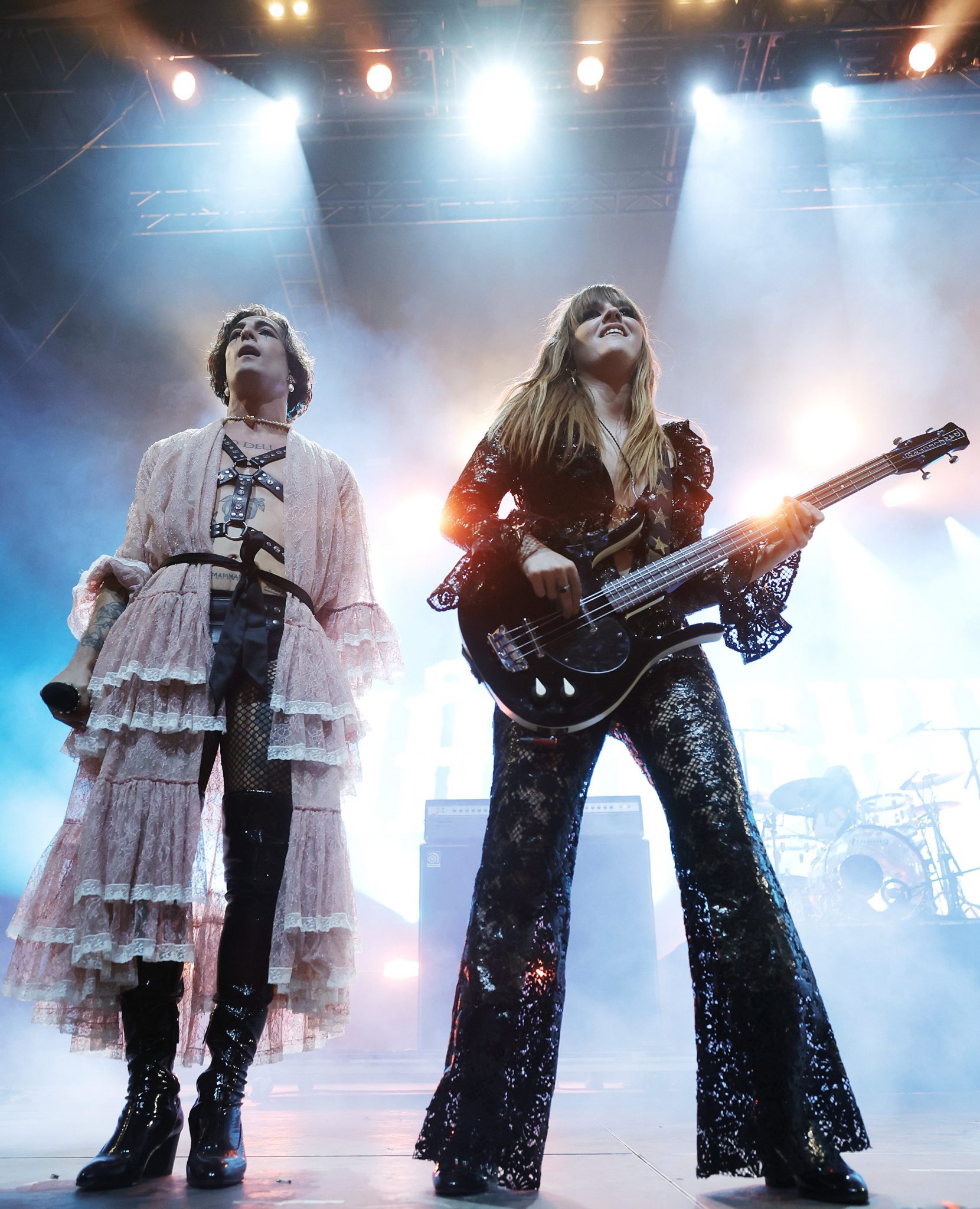 I Maneskin infiammano Coachella: Damiano con la vestaglia rosa ...