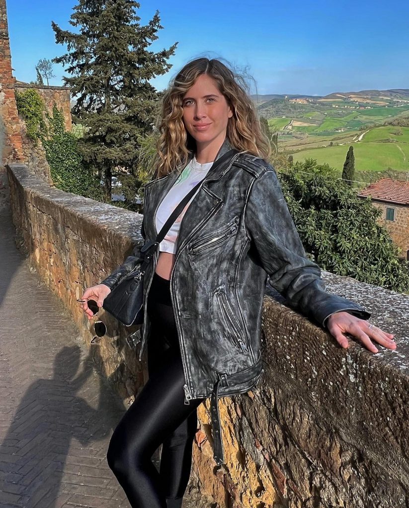 Francesca Ferragni mamma rock: mostra il pancione con giacca di pelle e ...