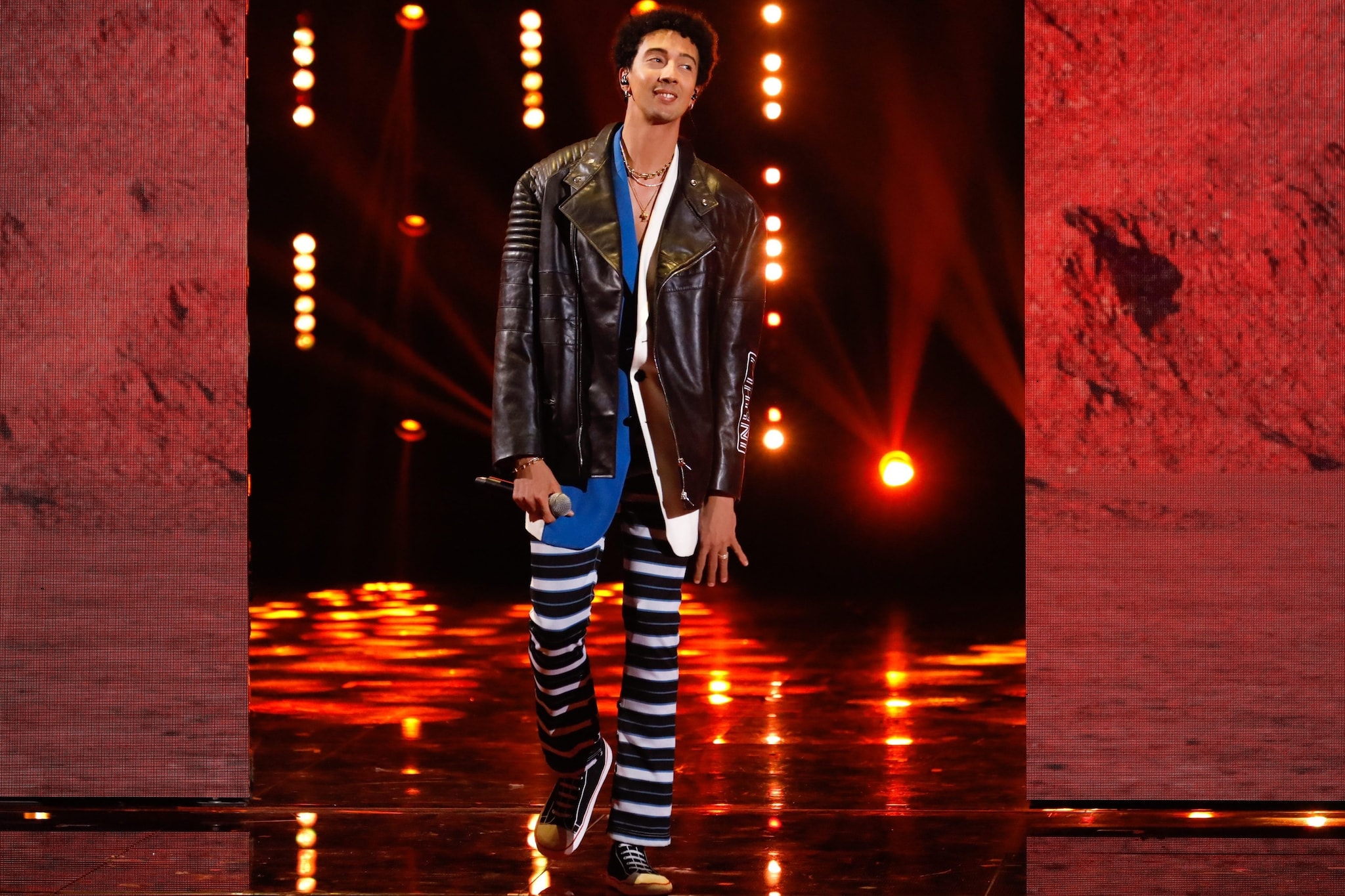 Ghali torna sul palco: ad Amici sorprende con i capelli corti e i ...