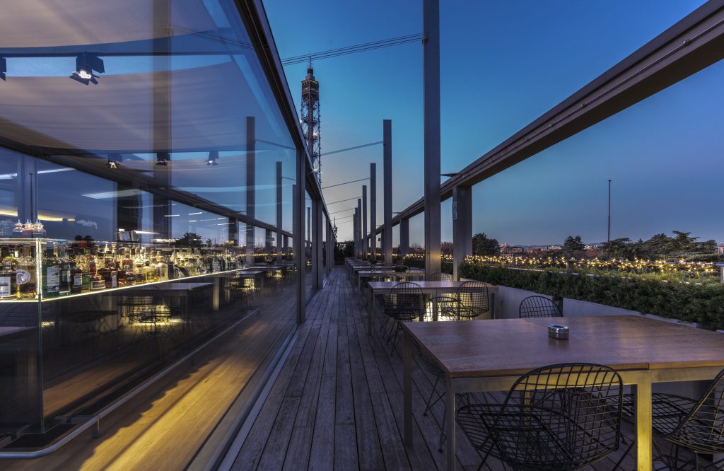 Le 10 migliori terrazze a Milano per fare aperitivo o pranzare all'aperto