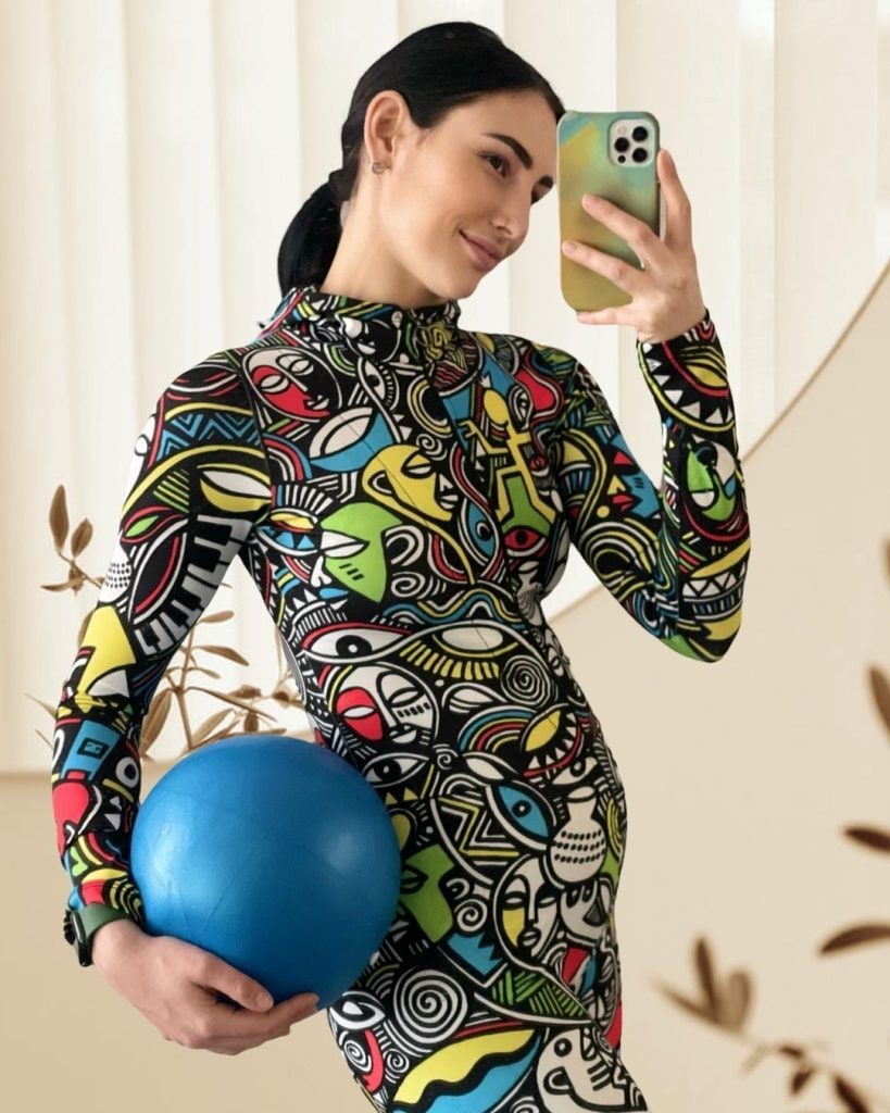 Giulia Pauselli mostra il pancione con la tutina aderente