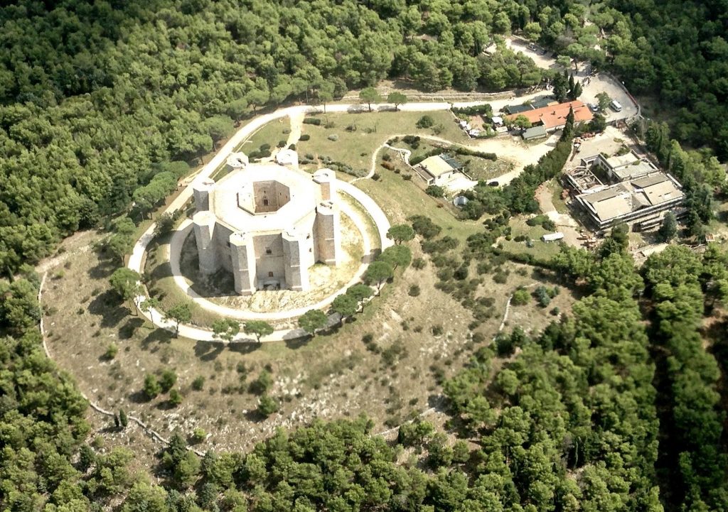 La storia di Castel del Monte, la misteriosa fortezza della sfilata di ...