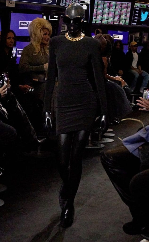Volti coperti dal latex e tute Adidas: Balenciaga sfila a Wall Street e racconta le nostre paure