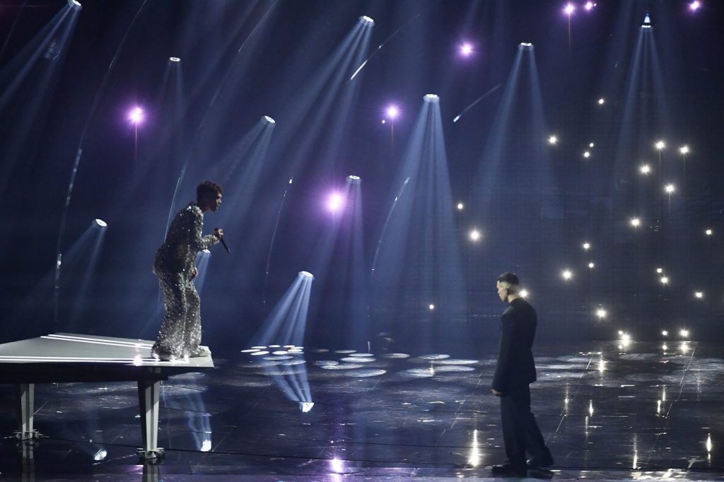 Mahmood in total black e Blanco vestito di cristalli: incantano nella ...