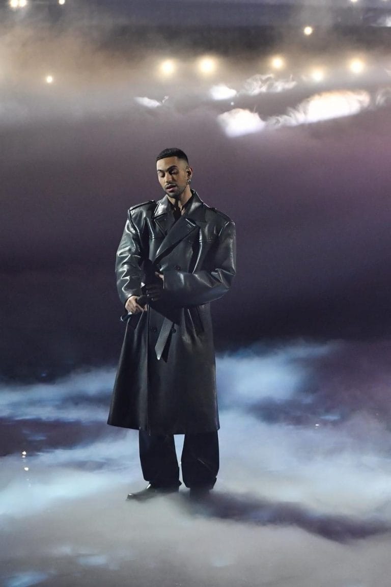 Mahmood con i bermuda e Blanco scintillante: come sono nati i look dell ...