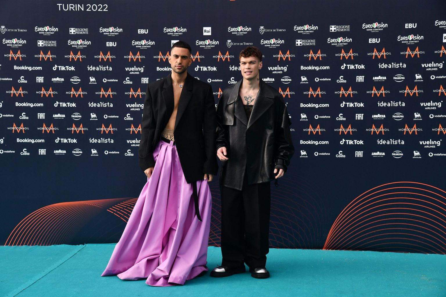 Mahmood a petto nudo e Blanco con la maglia trasparente: icone di stile ...