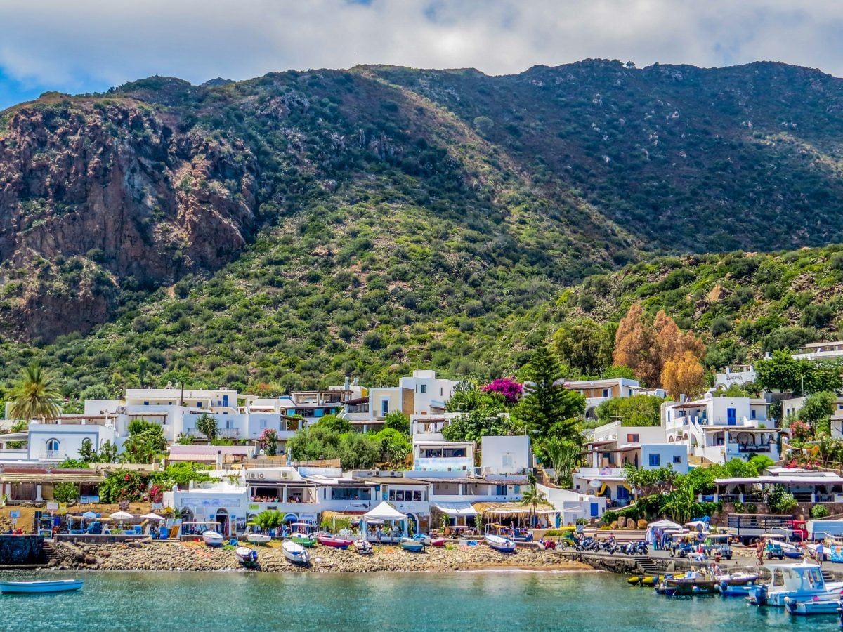 Panarea, le spiagge più belle e come arrivare sull'isola più antica ...
