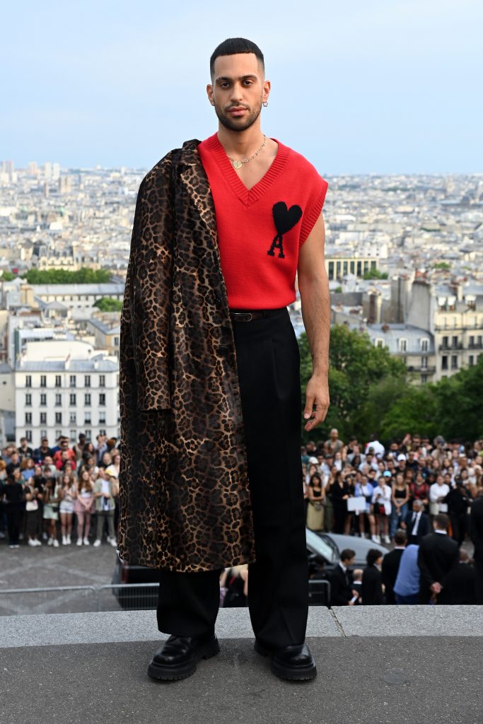 Mahmood con il cappotto leopardato d'estate: è il divo delle sfilate di ...