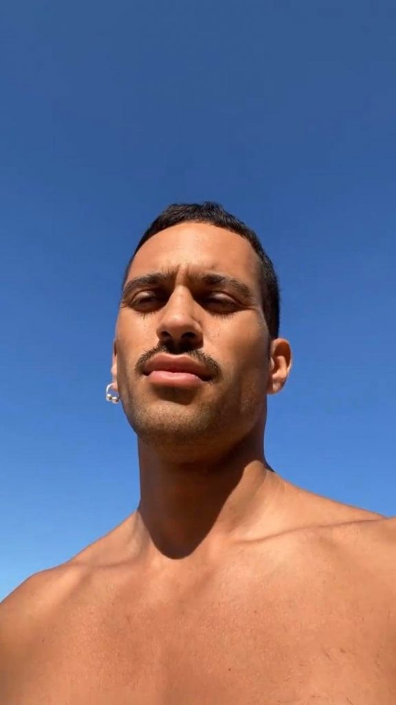 Mahmood, il nuovo drastico cambio look: per l’estate sfoggia i baffi ...