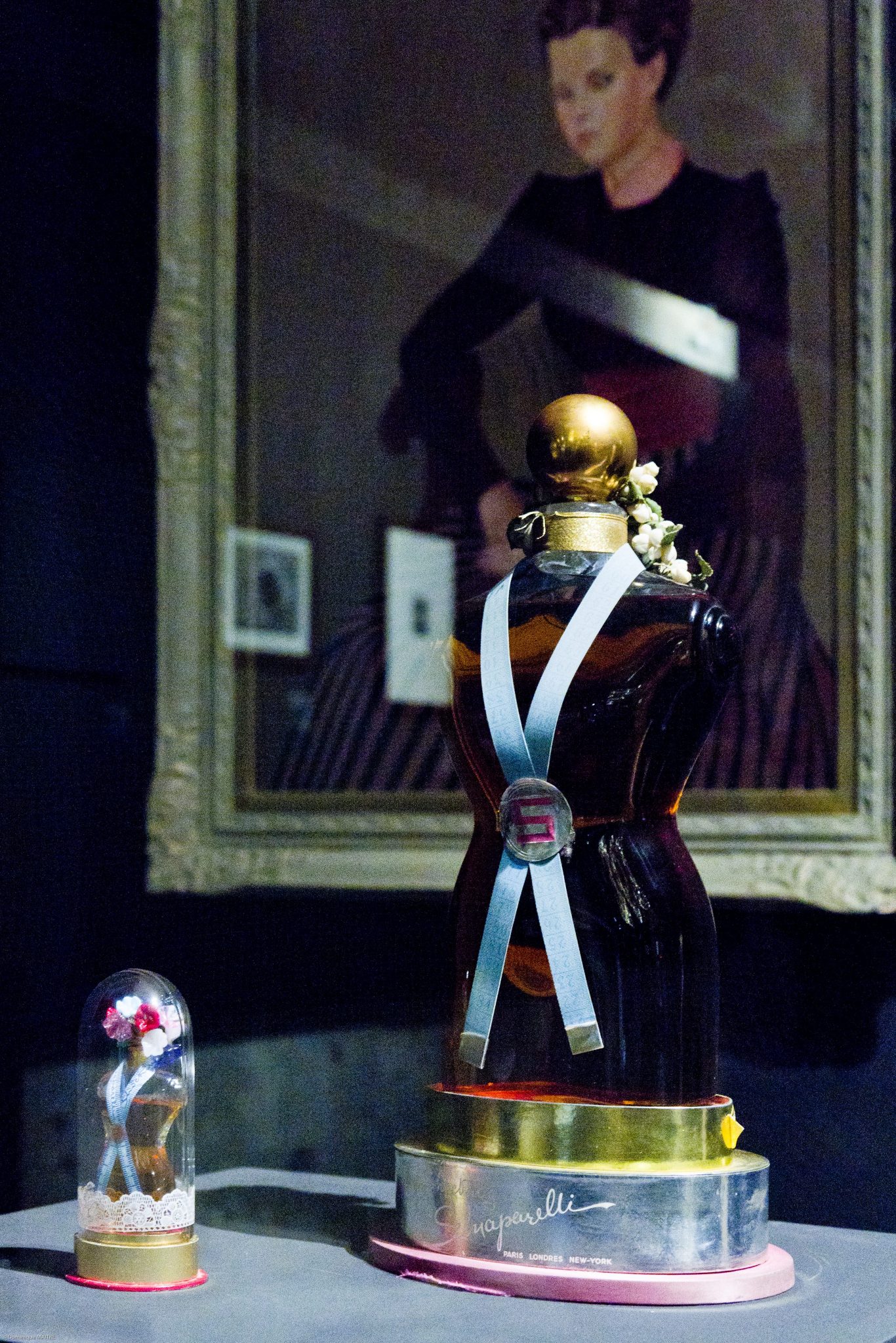 Dal rosa shocking ai cappelli-scarpa, a Parigi la mostra che omaggia ...