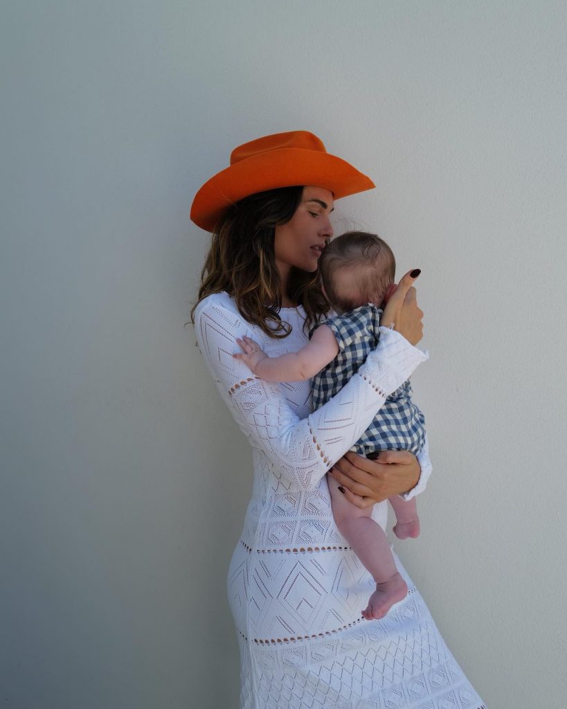 Francesca Sofia Novello col cappello da cowboy celebra i 5 mesi di ...