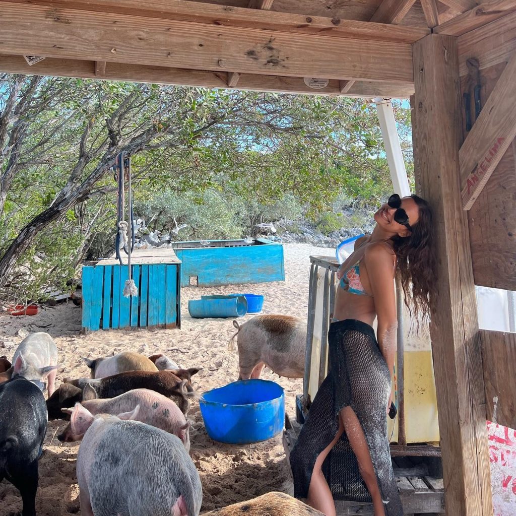 Irina Shayk in vacanza con Bradley Cooper: il ritorno sui social è con occhiali a cuore e micro ...